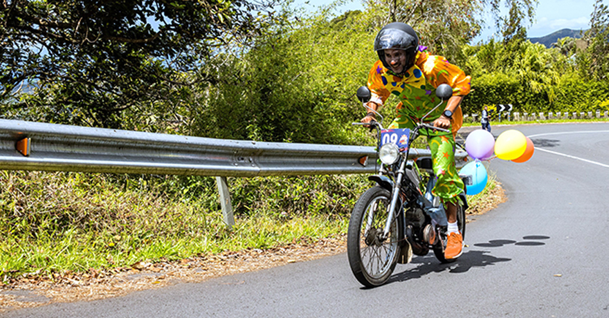 Red Bull PataPata 2024 : à l’assaut de Bassin-Blanc à mobylette