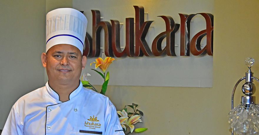 10 ans de gourmandise - Bhukara The Tandoor : chef Ganesh Bisht in the kitchen